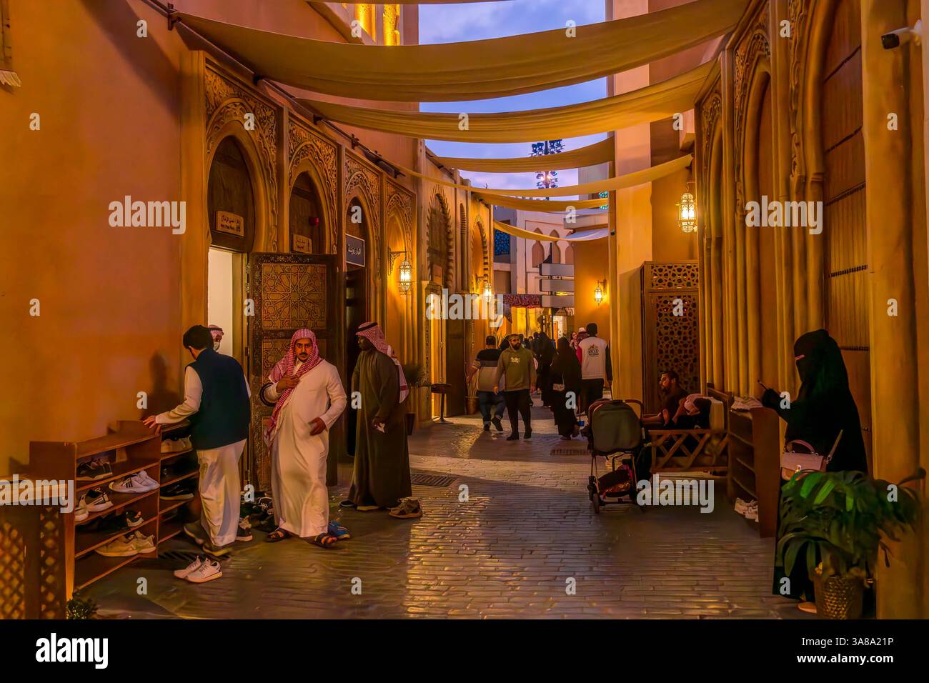 Saudi arabian man hi-res stock photography and images - Alamy