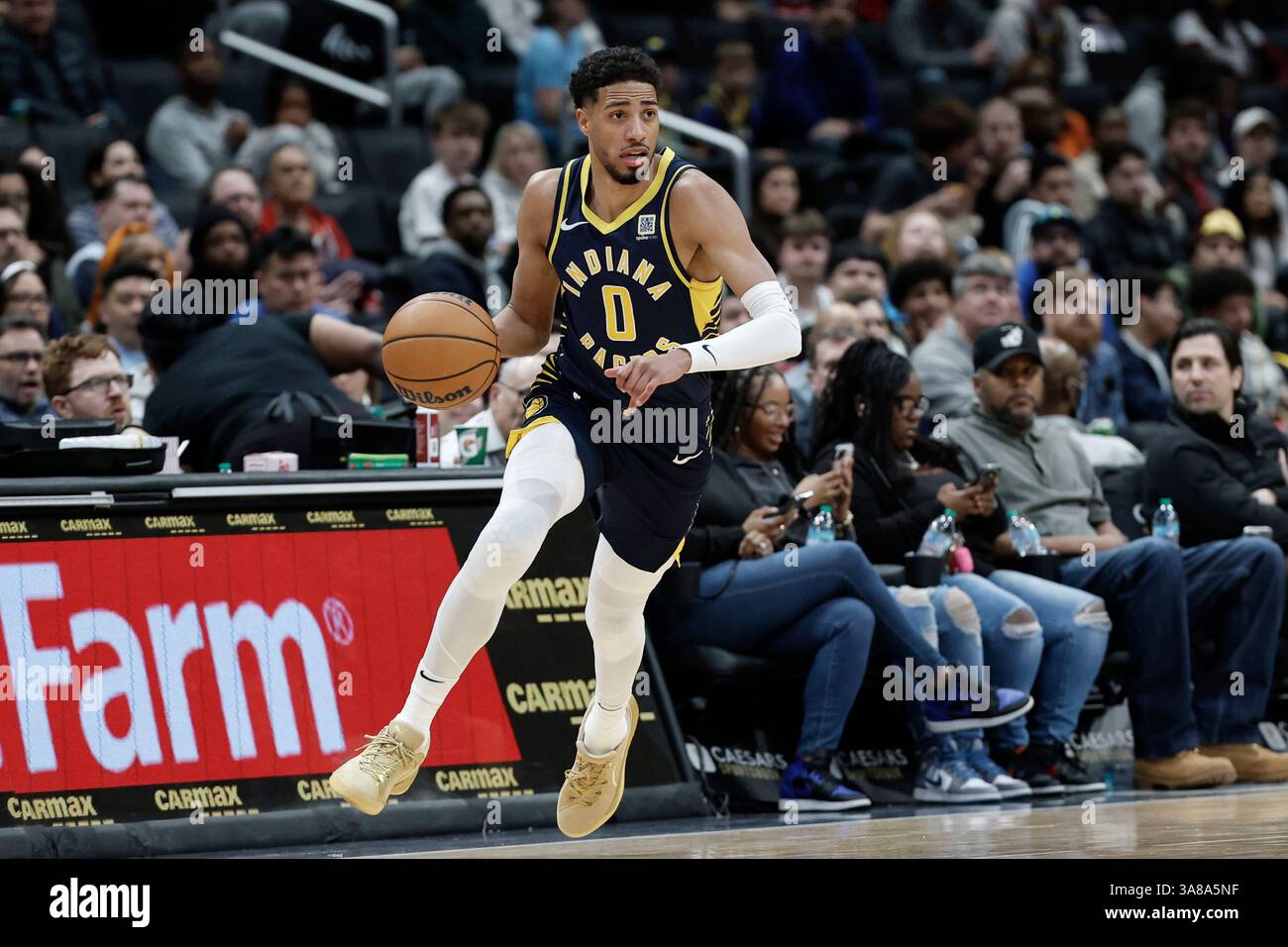 Indiana Pacers guard Tyrese Haliburton (0) brings the ball up court ...