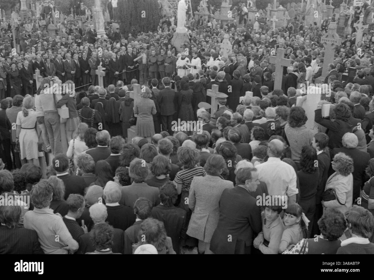 Mourners at the funeral of former President Eamon de Valera, at ...
