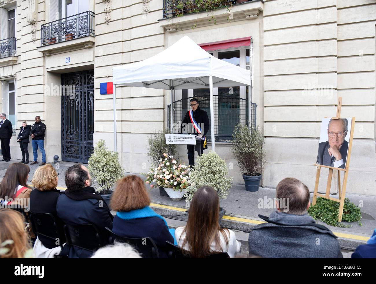 Paris, France. 28th Mar, 2025. Jeremy Redler and Anne Hidalgo unveils a ...