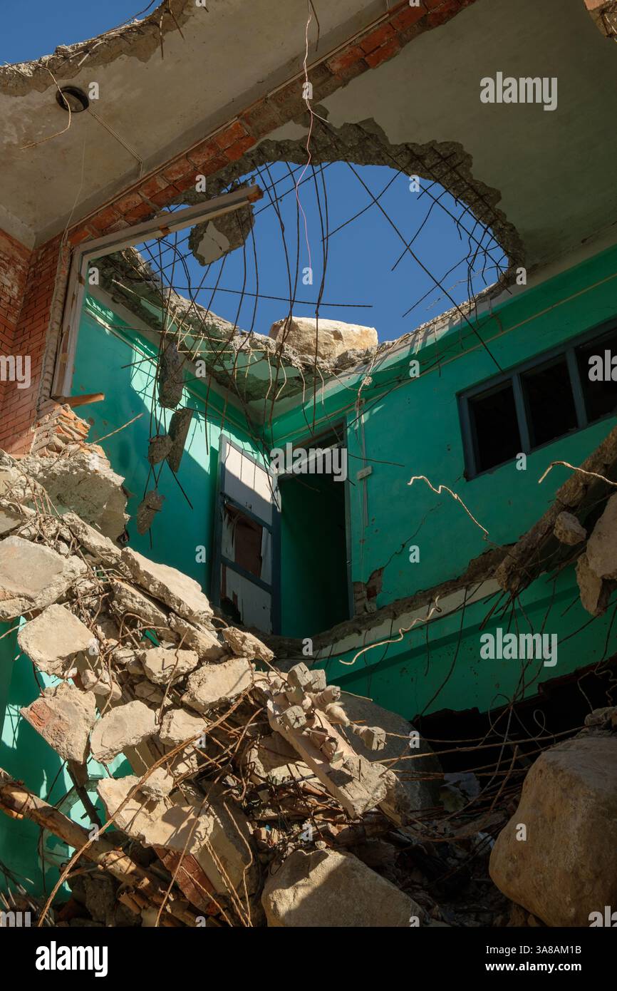 Demolition site collapsed building exposed hi-res stock photography and ...