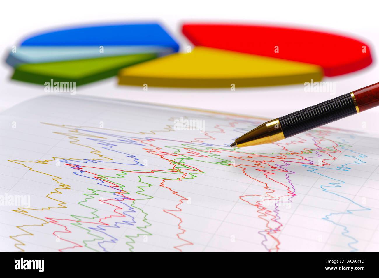 Kalkulation mit Chart und Diagramm Ein Kugelschreiber liegt auf einem ...