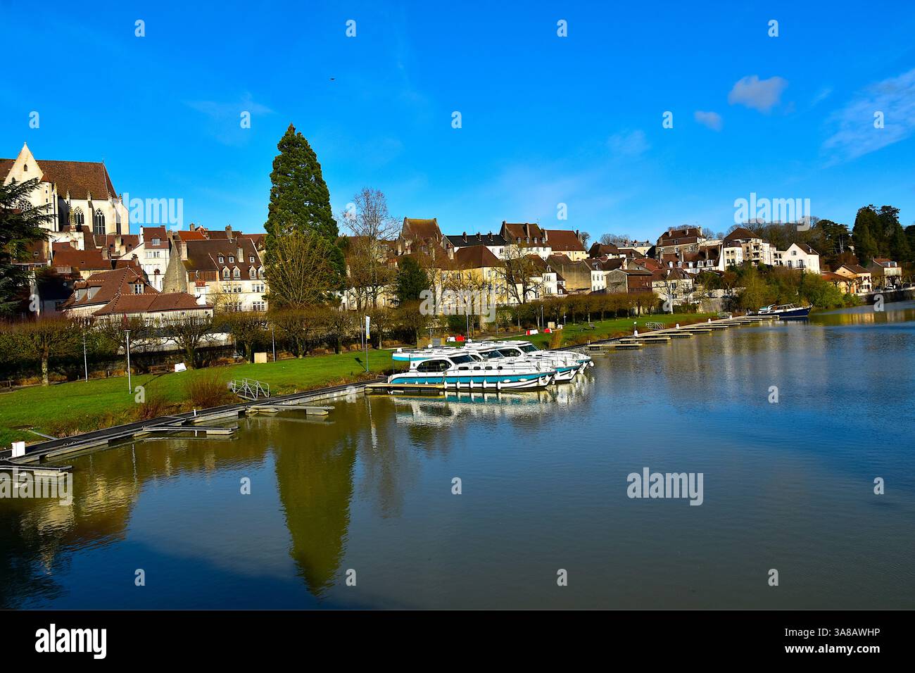 The port of the town of Dole in the Jura on the Rhône-Rhine Canal Stock ...
