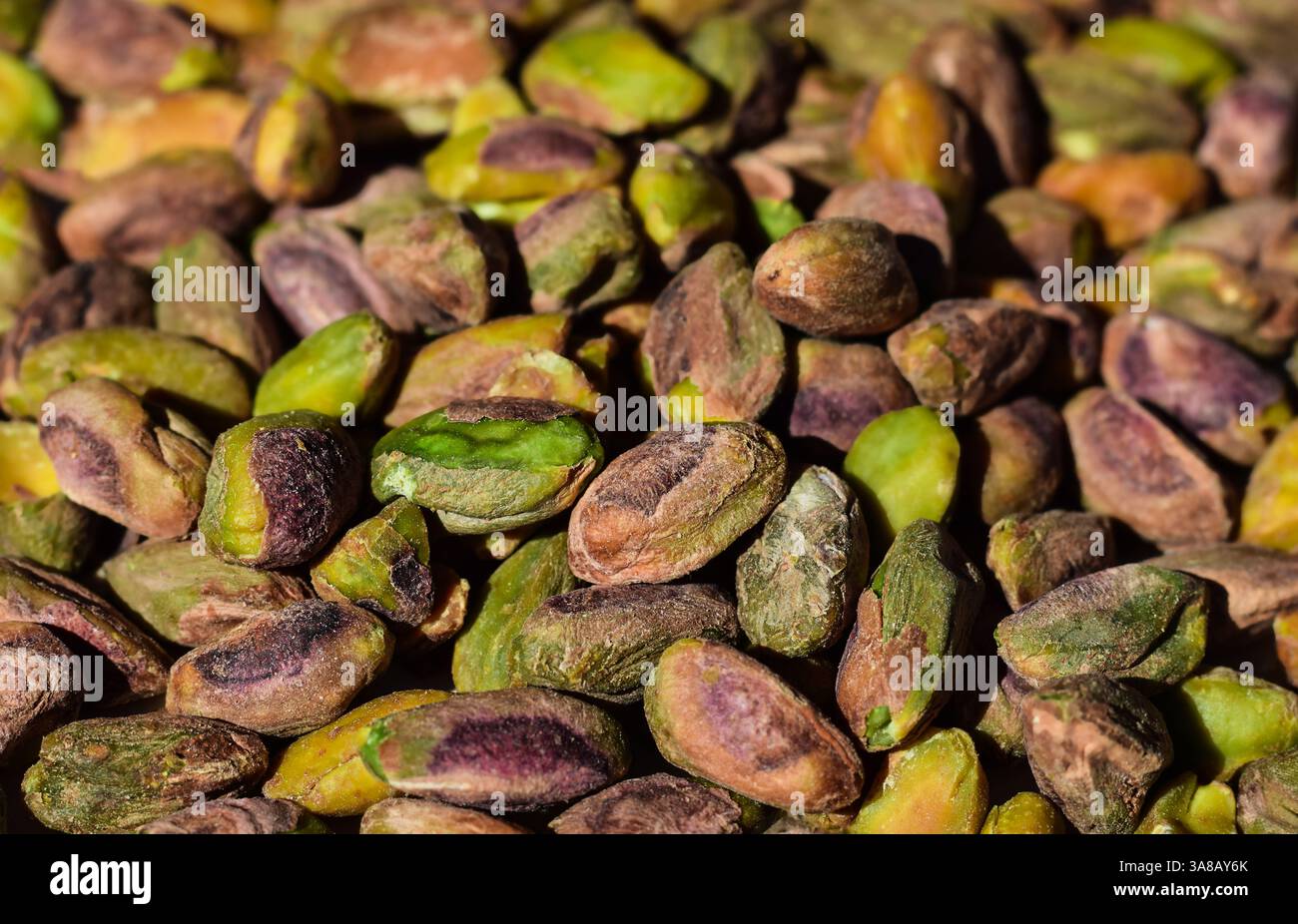Pile of shelled pistachio nuts Stock Photo - Alamy