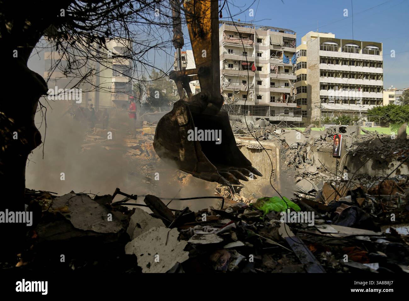 Beirut, Beirut, Lebanon. 28th Mar, 2025. Lebanese civil defense workers ...