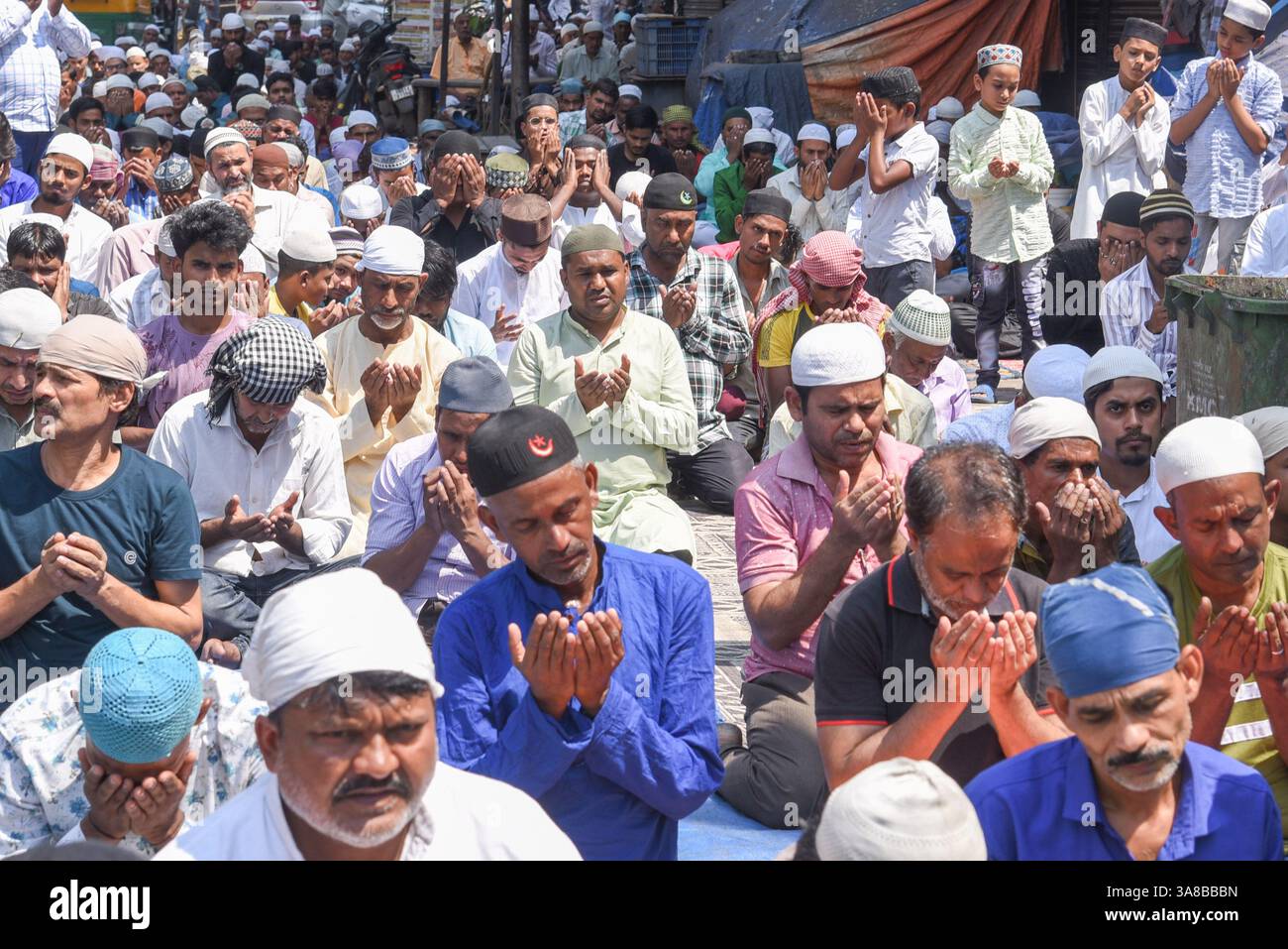 Kolkata, India. 28th Mar, 2025. Indian Muslim devotees offer their last ...