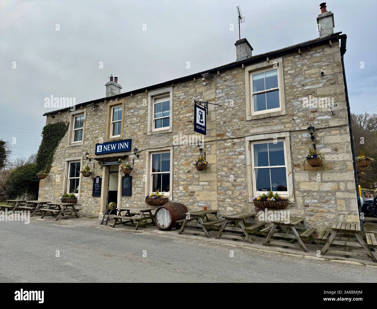 The New Inn, a traditional 16th century Yorkshire Dales stone pub Stock ...