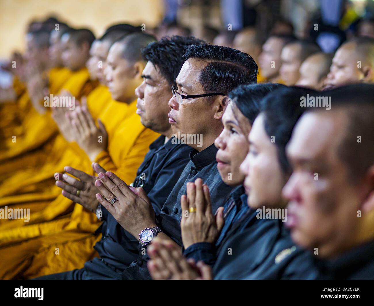 October 25, 2017 - Bangkok, Bangkok, Thailand - Buddhist monks and lay ...