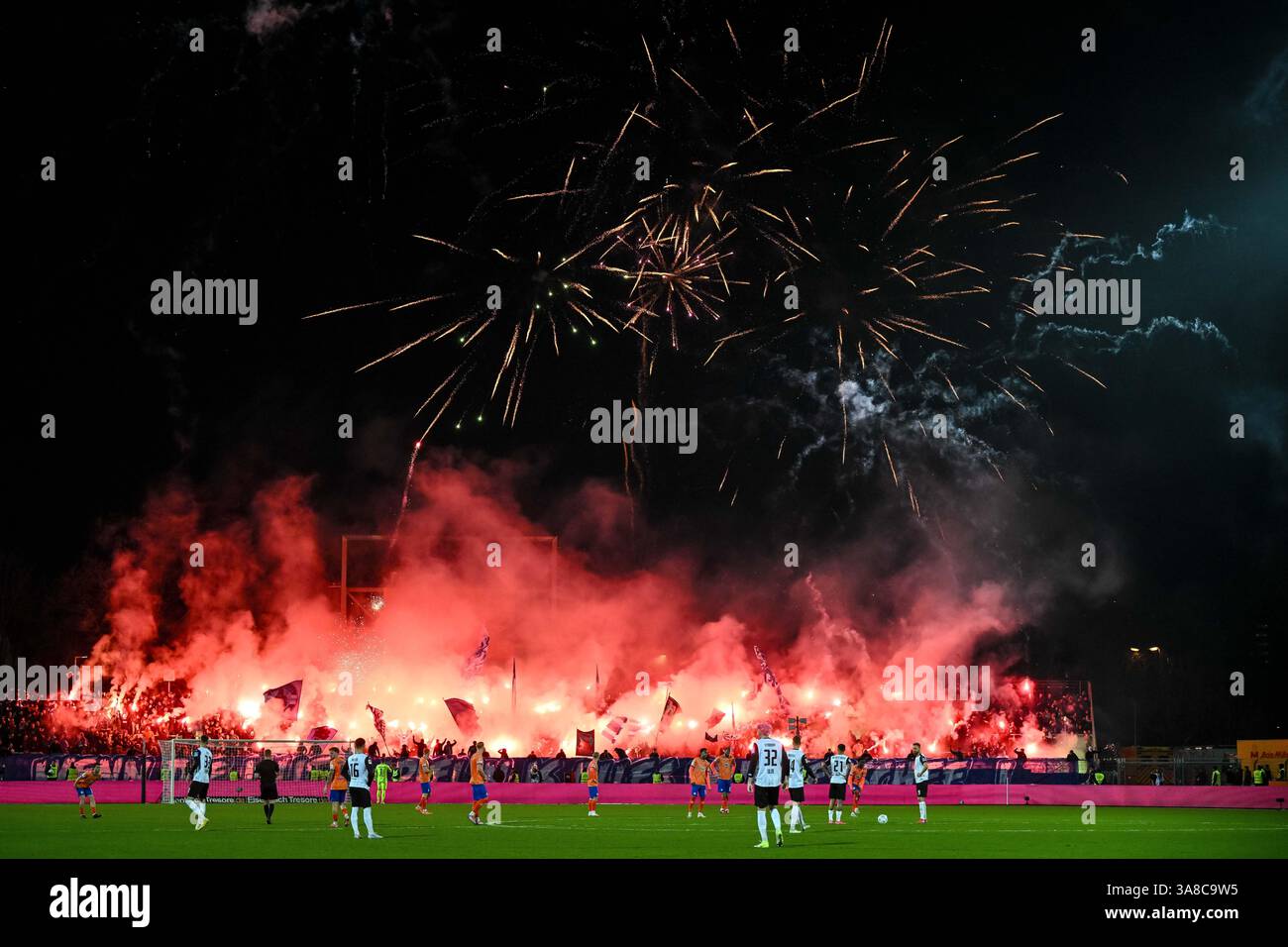 Ulm, Germany. 28th Mar, 2025. Soccer: Bundesliga 2, SSV Ulm 1846 ...