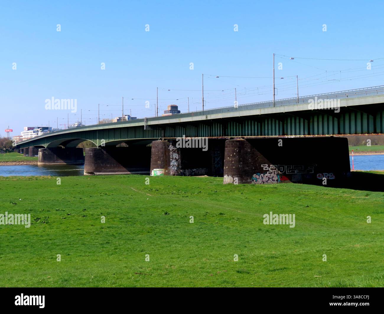 ...so schaut sie aus - die ehrwuerdige Josef Kardinal Frings Bruecke ...