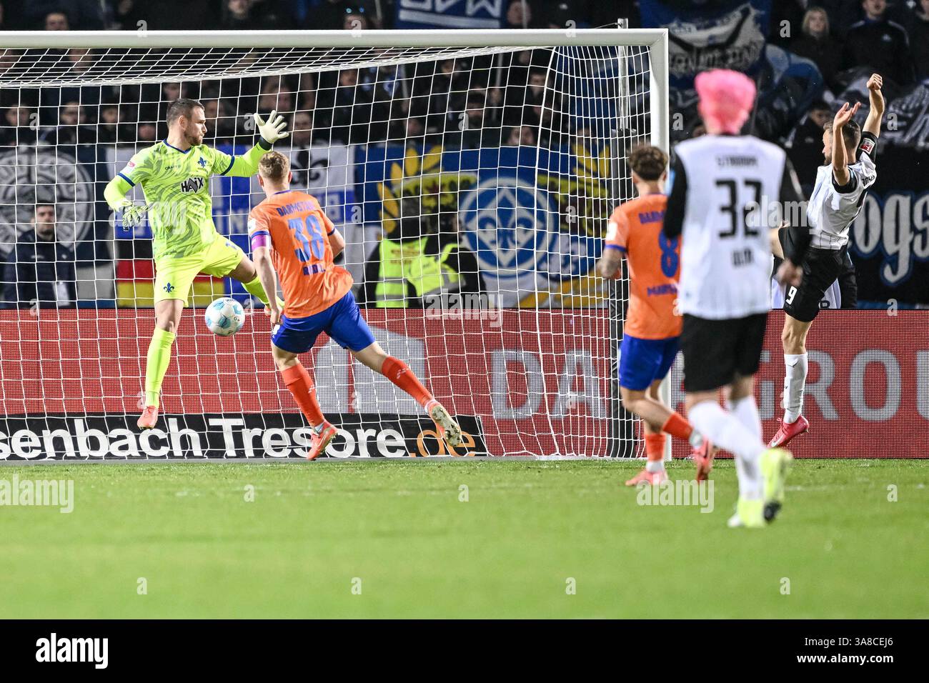 Ulm, Germany. 28th Mar, 2025. Soccer: Bundesliga 2, SSV Ulm 1846 ...