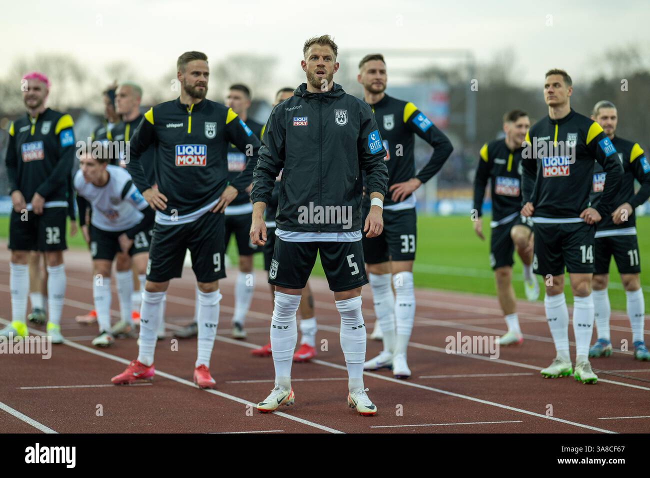 Ulm, Deutschland. 28th Mar, 2025. Die Ulmer Mannschaft um Kapitaen Johannes Reichert (SSV Ulm ...