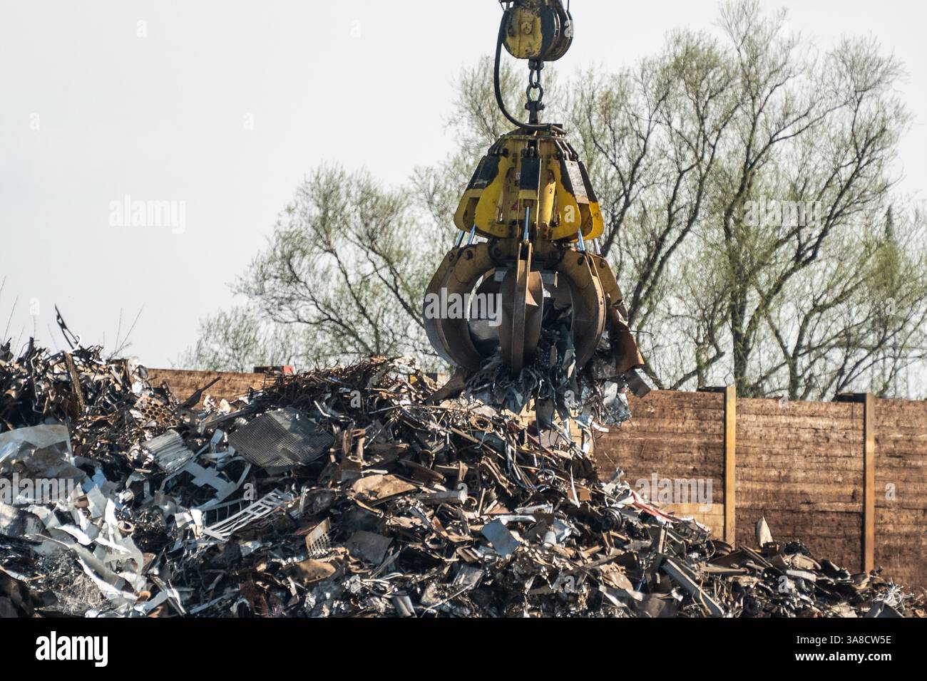 Kehl, Germany. 28th Mar, 2025. A grab transports scrap metal to a scrap ...