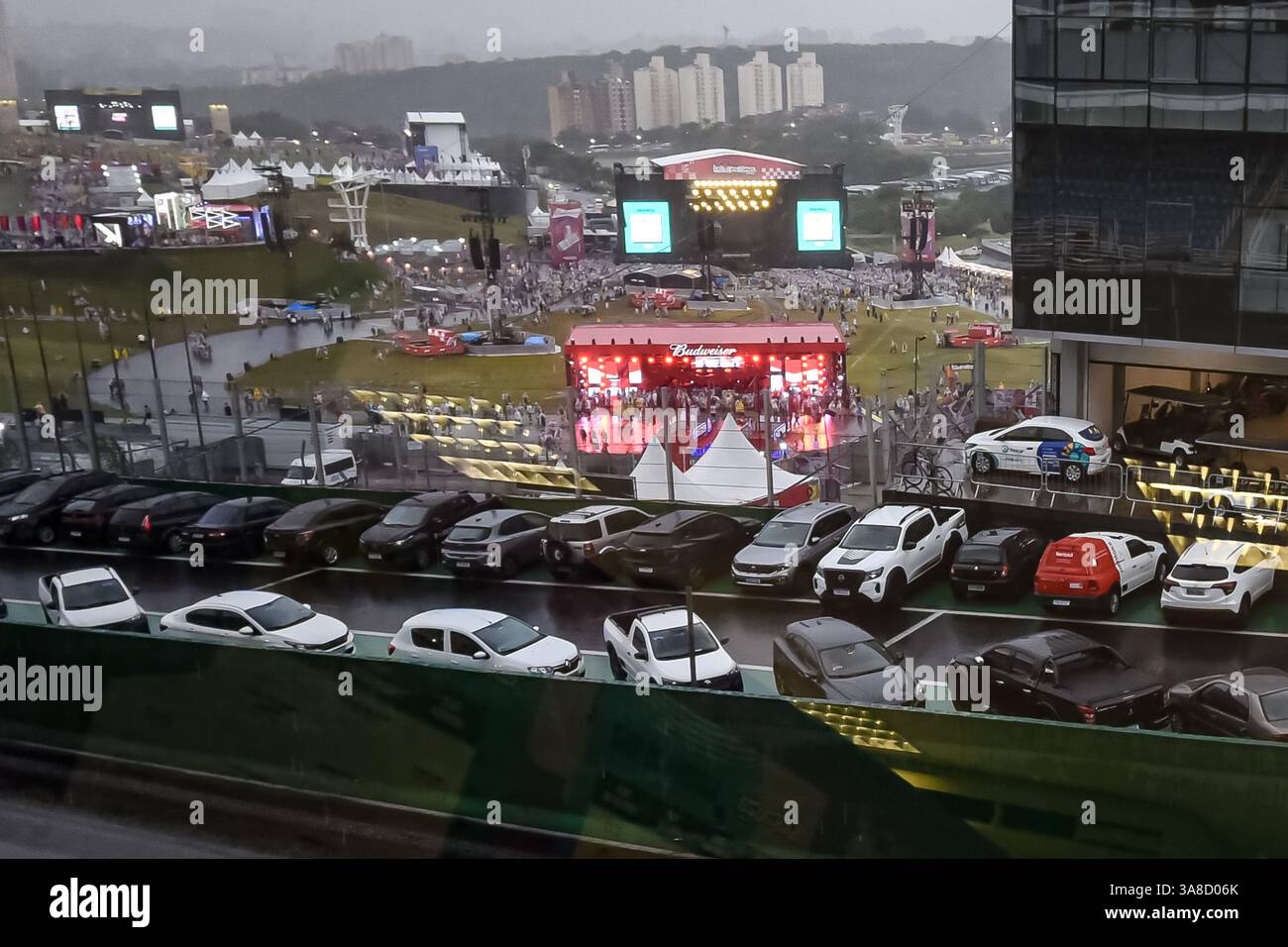 Sao Paulo, Brazil. 28th Mar, 2025. SAO PAULO(SP), 03/28/2025 - CULTURE/LOLLAPALOOZA - Rain falls ...