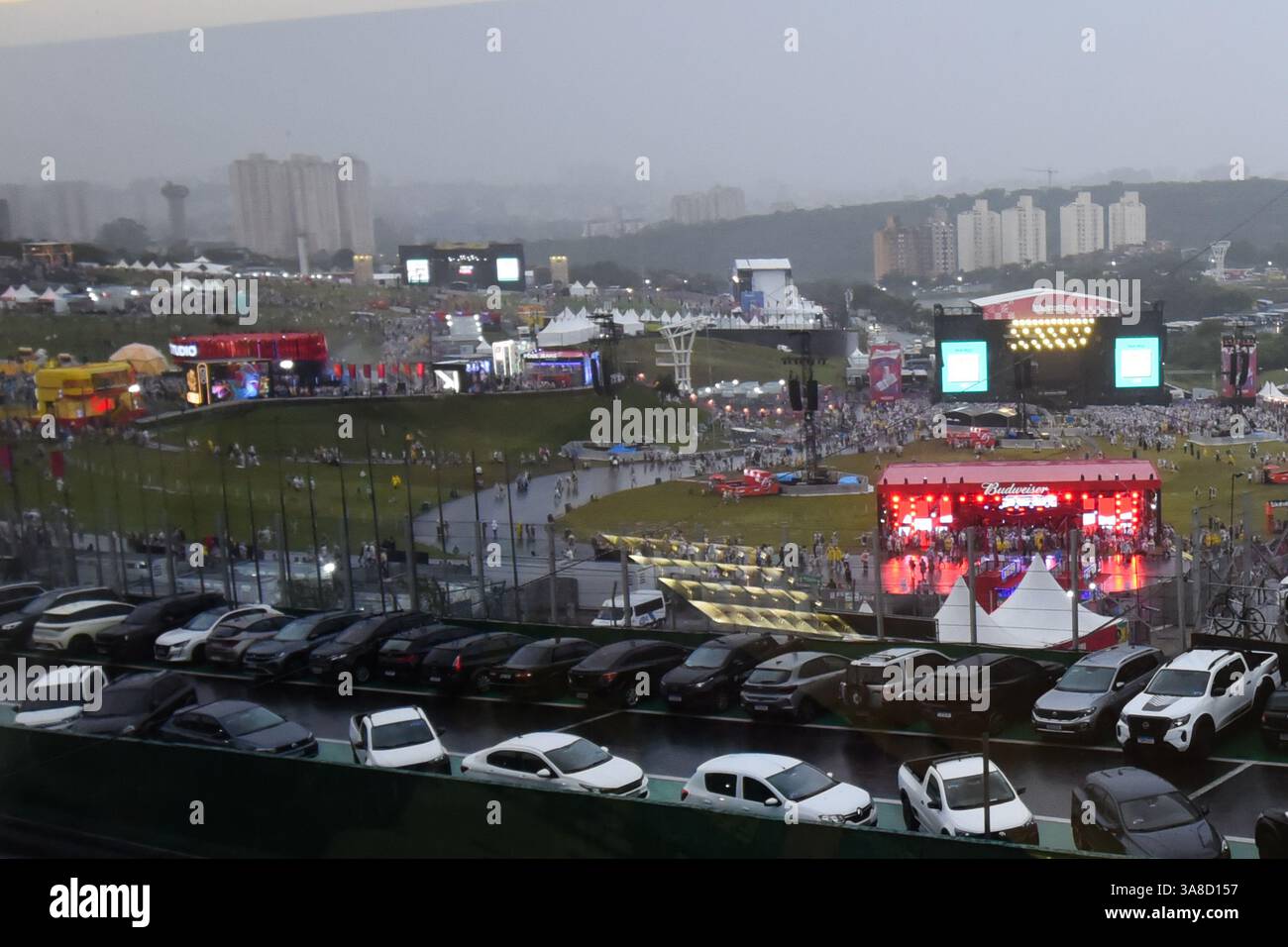 Sao Paulo, Brazil. 28th Mar, 2025. SAO PAULO(SP), 03/28/2025 - CULTURE/LOLLAPALOOZA - Rain falls ...