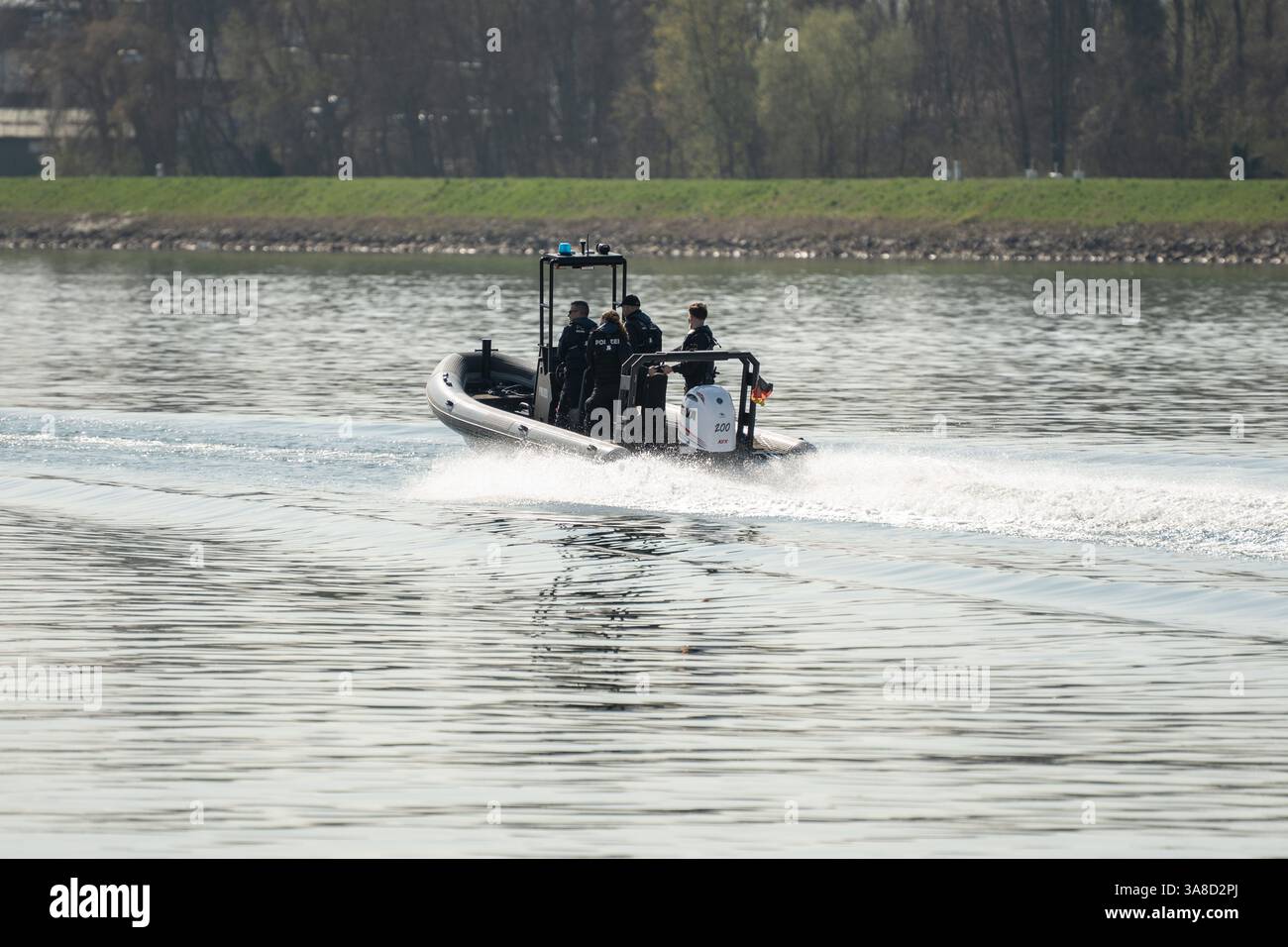 Kehl, Germany. 28th Mar, 2025. Police officers sail on an emergency ...