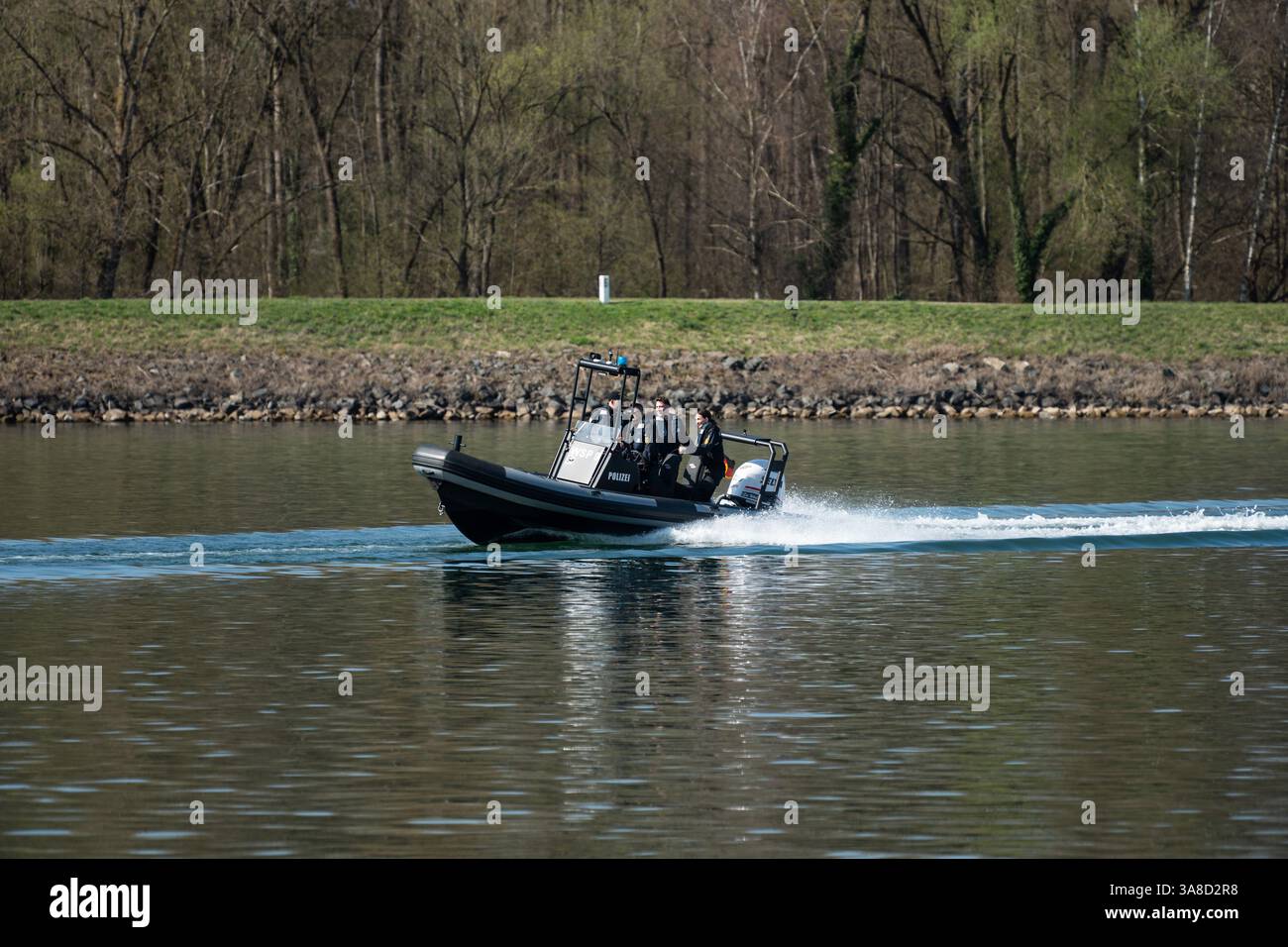 Kehl, Germany. 28th Mar, 2025. Police officers sail on an emergency ...