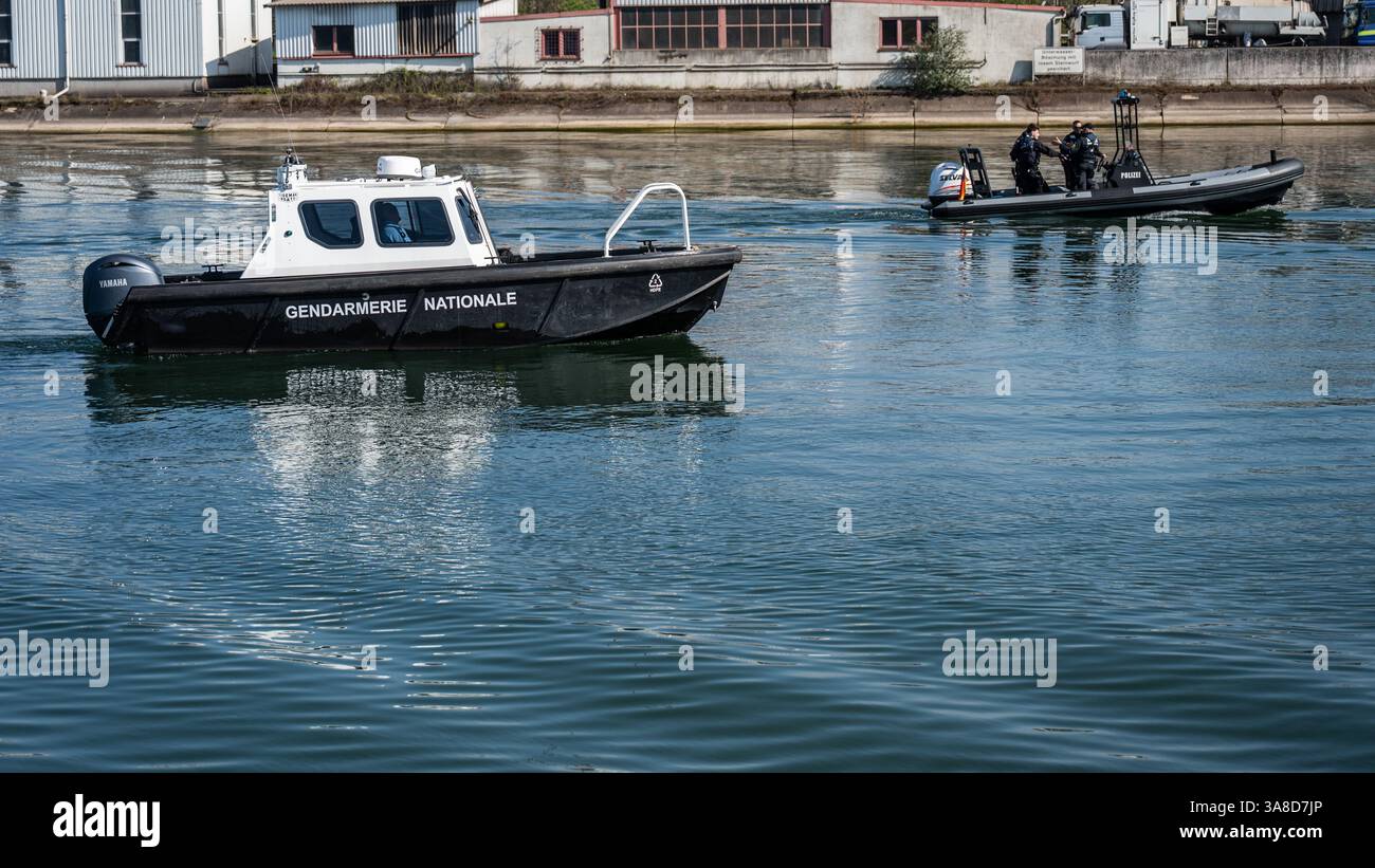 Kehl, Germany. 28th Mar, 2025. A Gendarmerie Nationale patrol boat (l ...