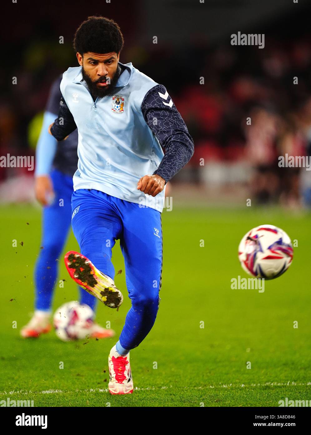 Coventry City's Ellis Simms warming up ahead of the Sky Bet ...