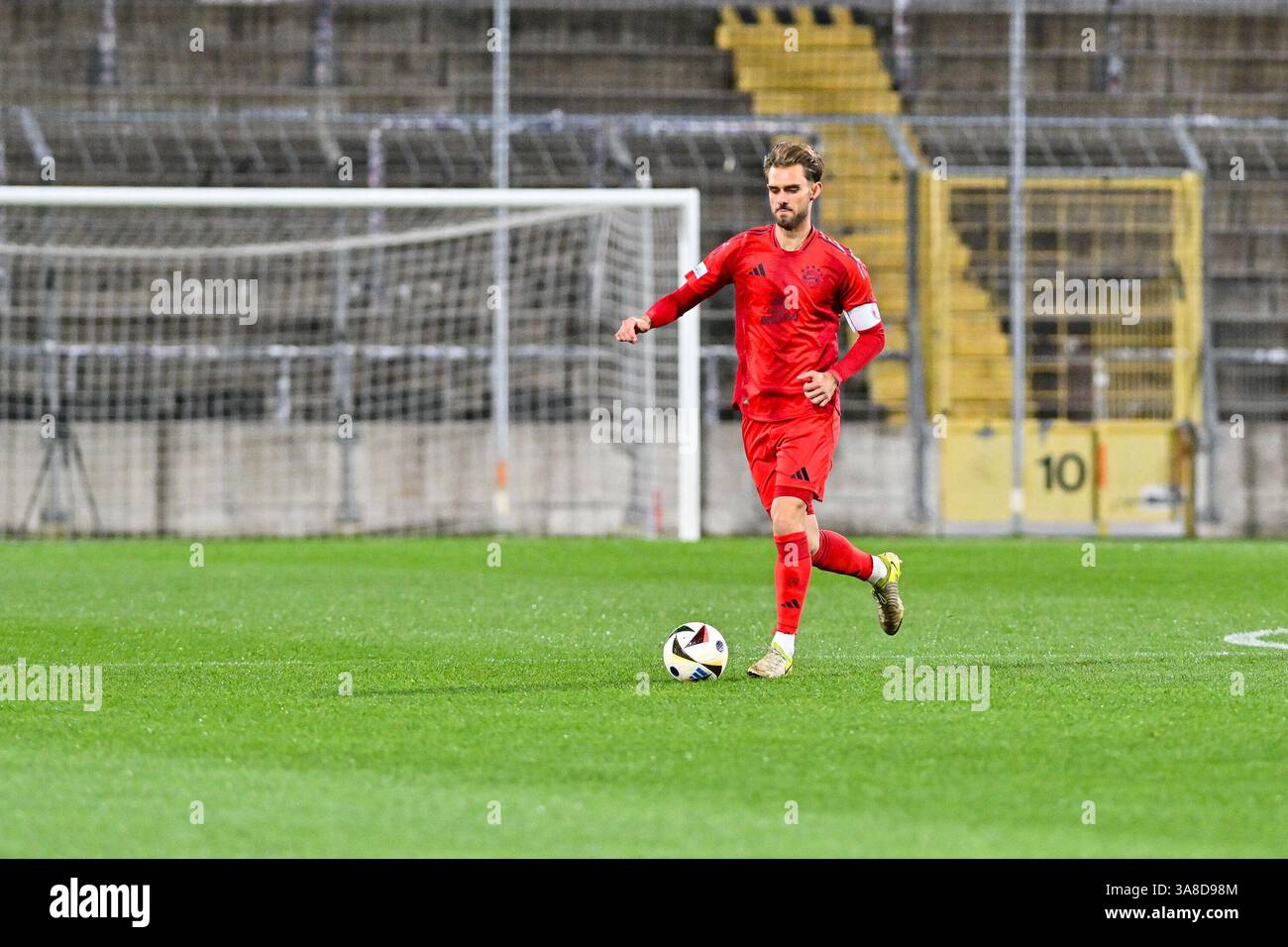Muenchen, Deutschland. 28th Mar, 2025. am Ball Luca DENK (FC Bayern M ...