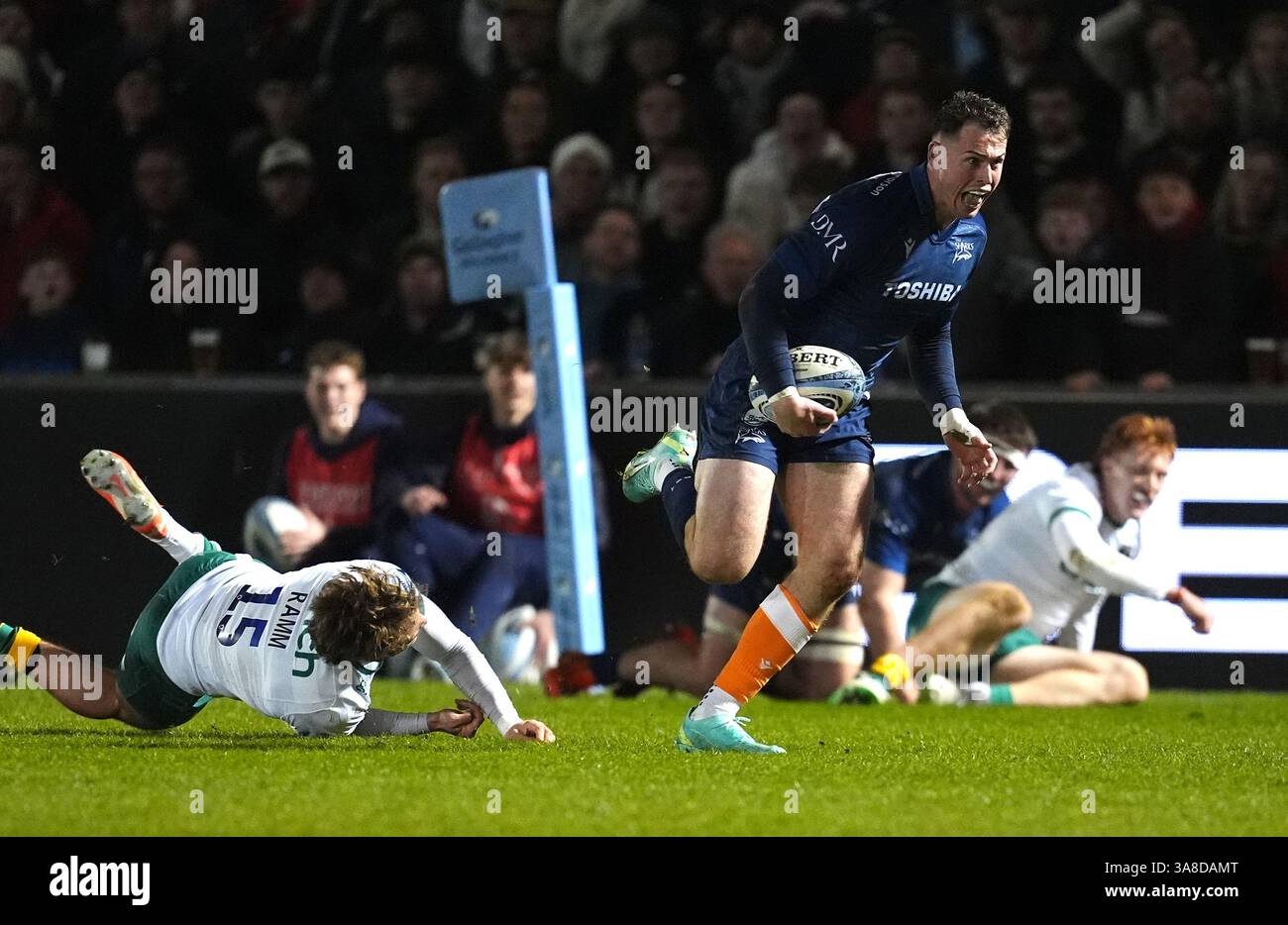 Sale Sharks' Tom Roebuck breaks away to score his side's second try of ...
