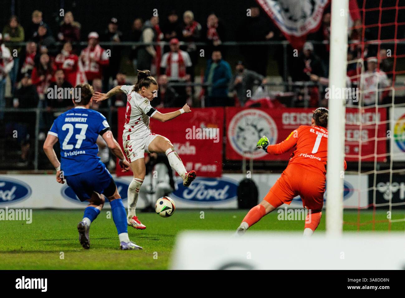 Koeln, Deutschland. 28th Mar, 2025. Zweikampf Gwendolyn Mummert (FC ...