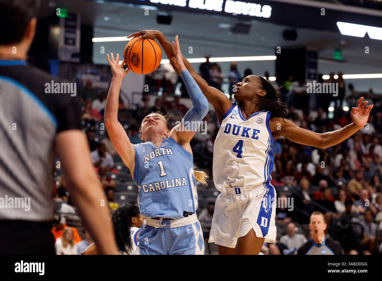 Duke guard Jadyn Donovan (4) blocks the shot of North Carolina guard ...