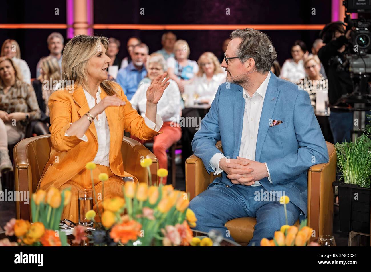 MDR - Riverboat. Moderatorin Kim Fisher und Dr. med. Eckart von ...