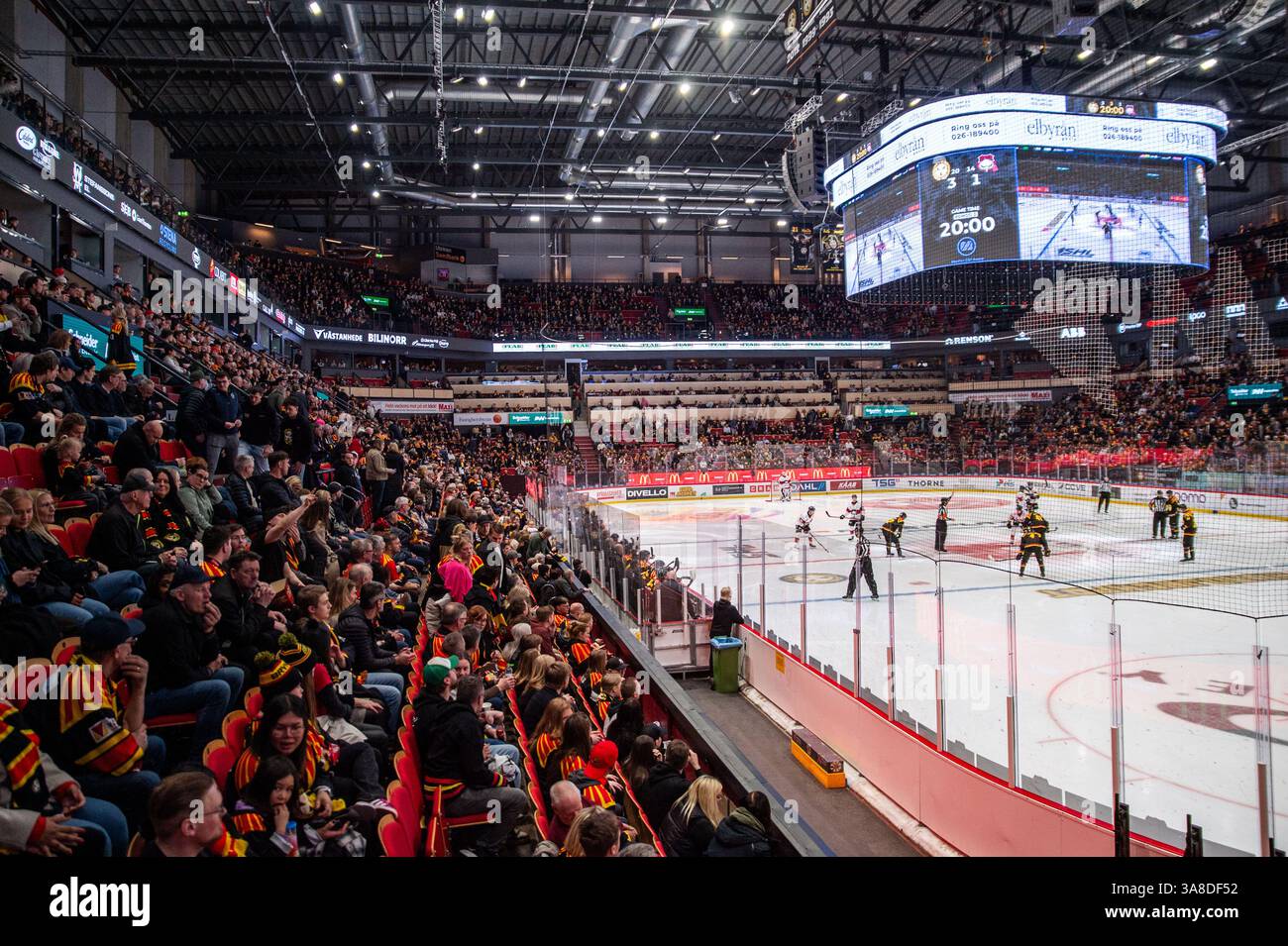 250328 Monitor ERP Arena under kvartsfinal fem i SHL mellan Brynäs och ...