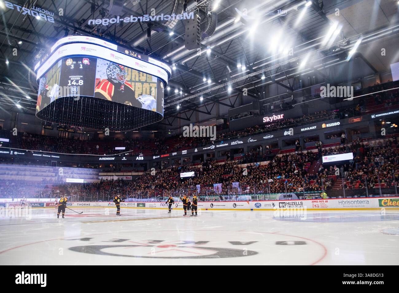 250328 Monitor ERP Arena under kvartsfinal fem i SHL mellan Brynäs och ...
