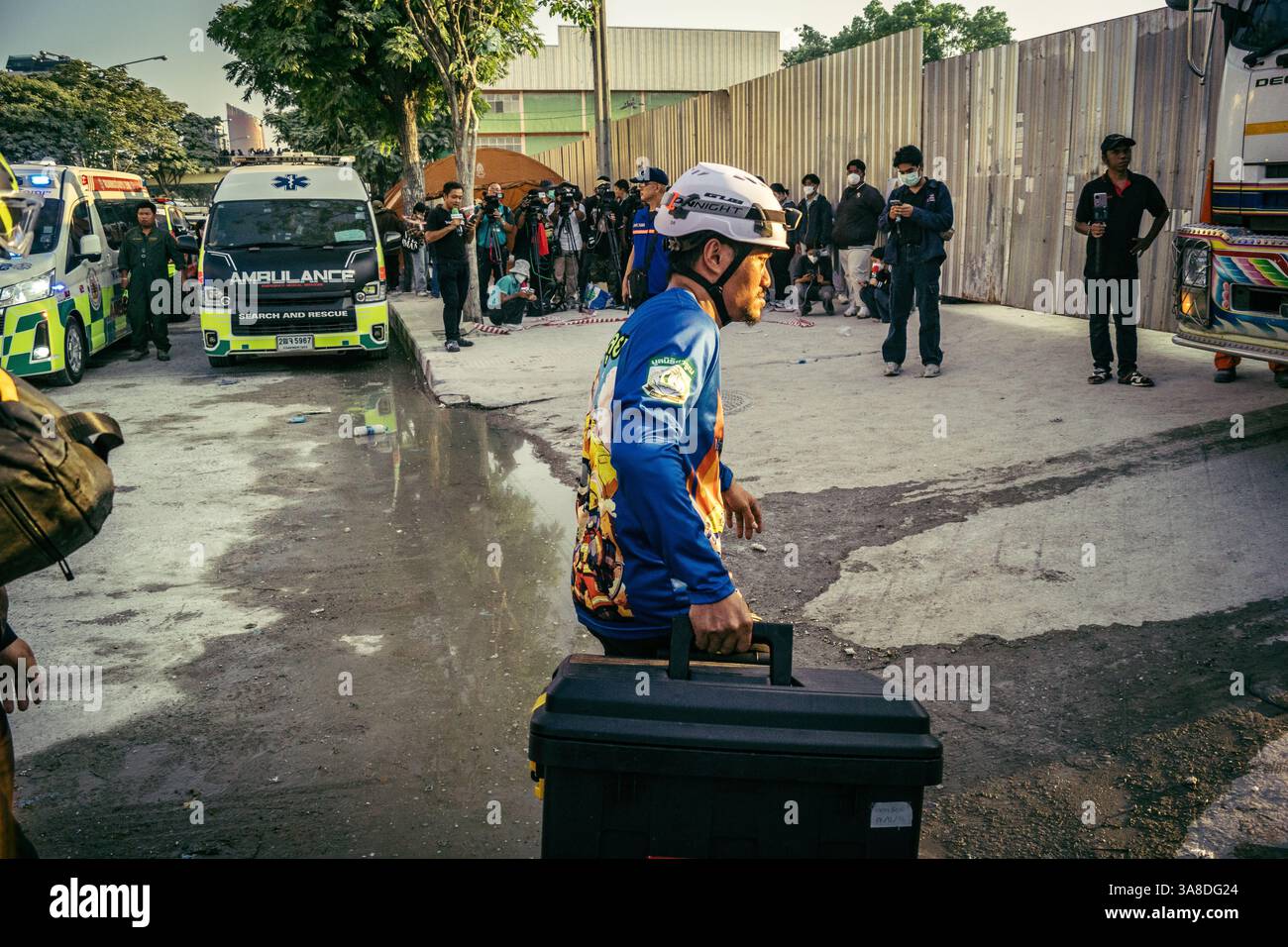 Bangkok, Thailand, March 28, 2025 Rescuers in Bangkok are at the site ...