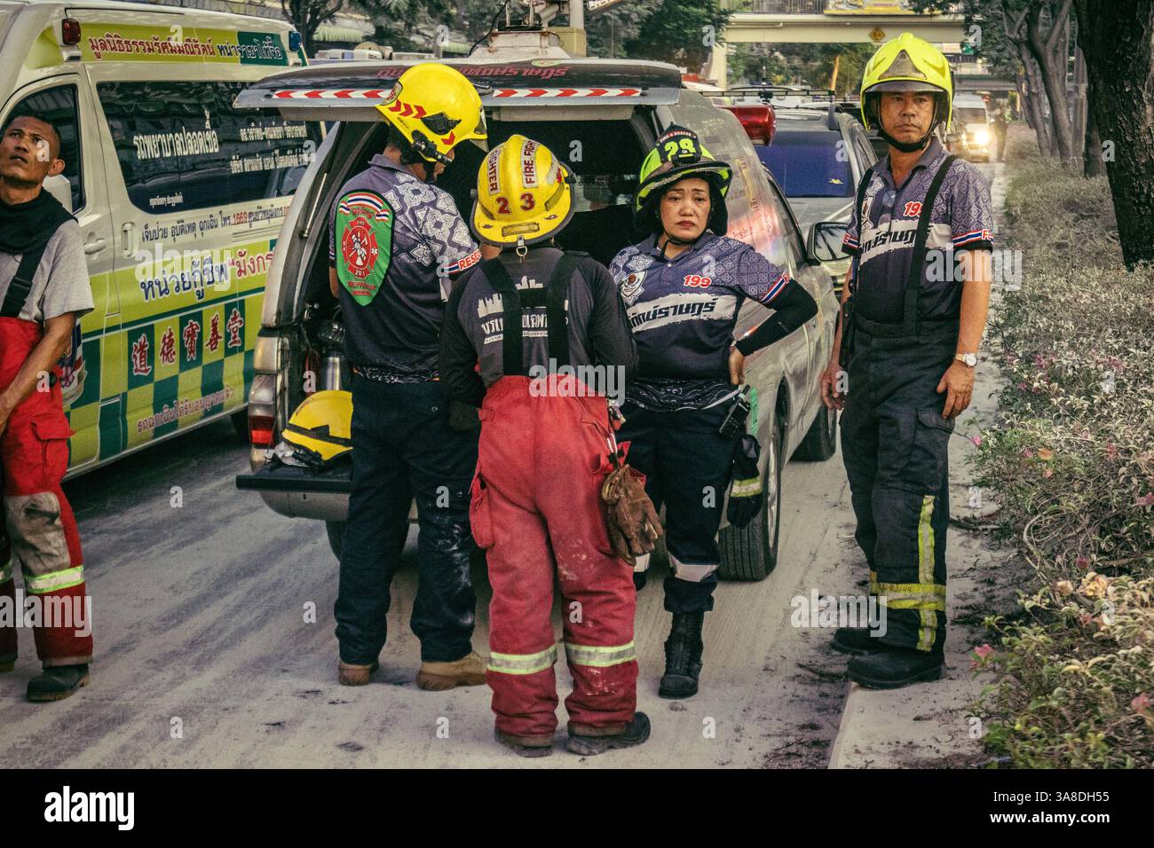 Bangkok, Thailand, March 28, 2025 Rescuers in Bangkok are at the site ...
