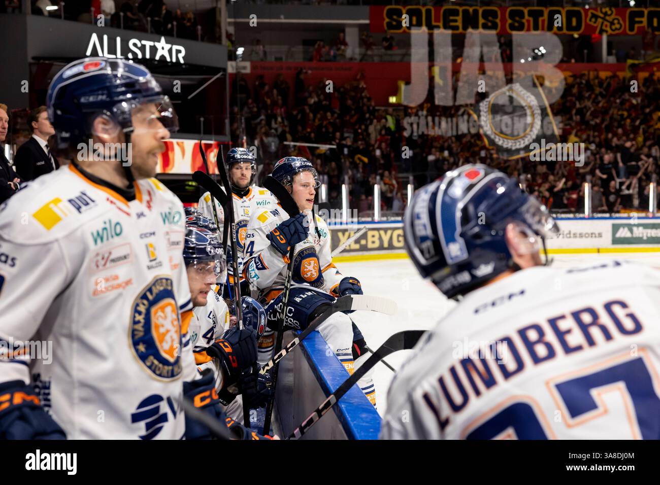 250328 Växjös spelare deppar efter slutsignalen här Karl Henriksson ...