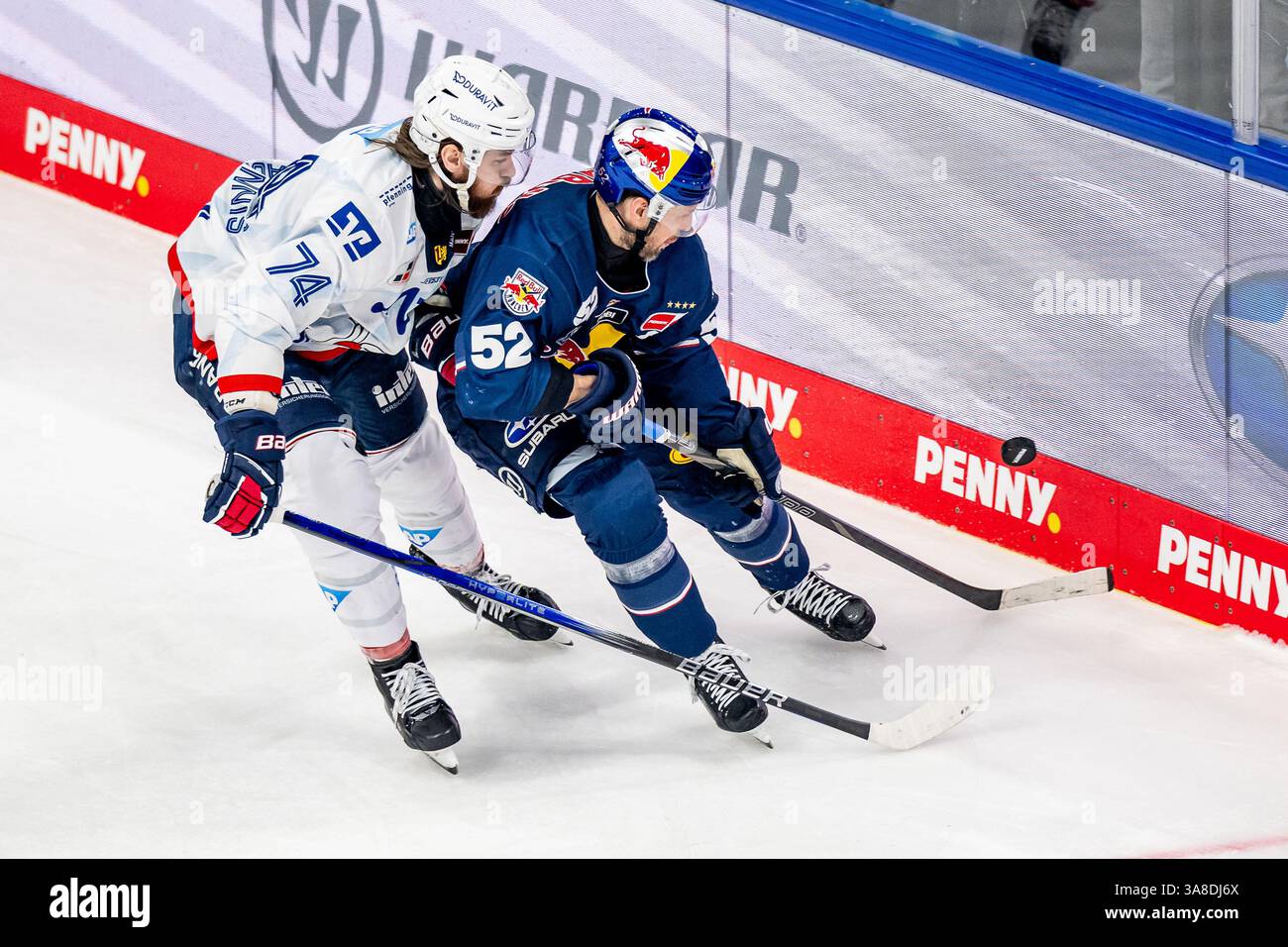 Muenchen, Deutschland. 28th Mar, 2025. Kampf um den Puck/Zweikampf ...