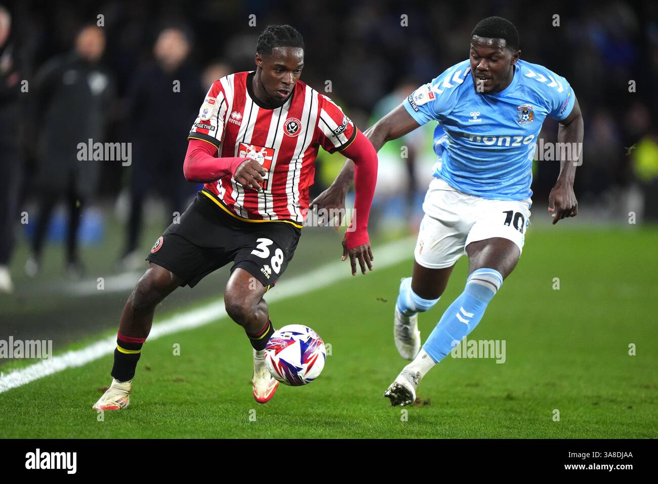 Sheffield United's Femi Seriki (left) and Coventry City's Ephron Mason ...