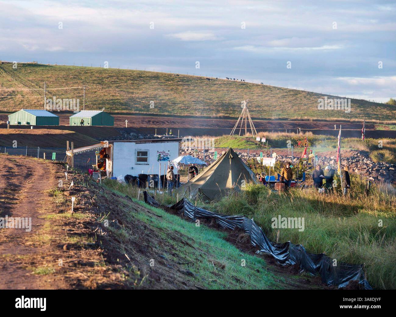 Fort Ellis, Canada. 26th Sep, 2016. A Mi'kmaq camp is seen on the ...