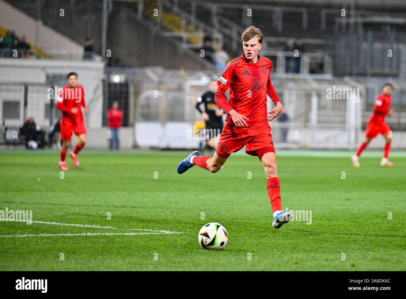 Muenchen, Deutschland. 28th Mar, 2025. am Ball Jonathan Asp JENSEN (FC ...