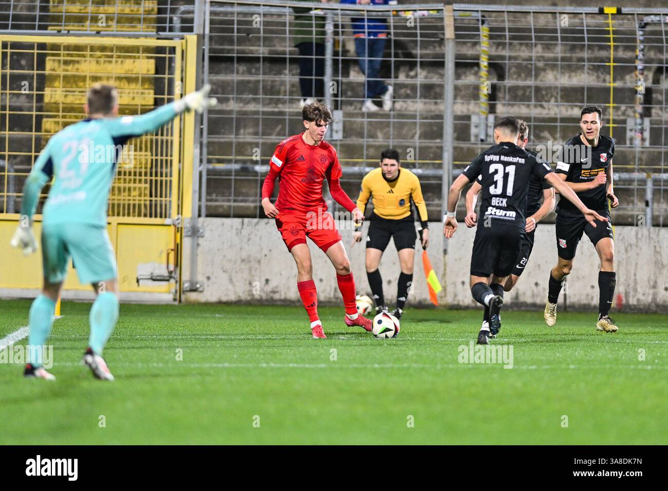 Muenchen, Deutschland. 28th Mar, 2025. im Duell Guido DELLA ROVERE (FC ...
