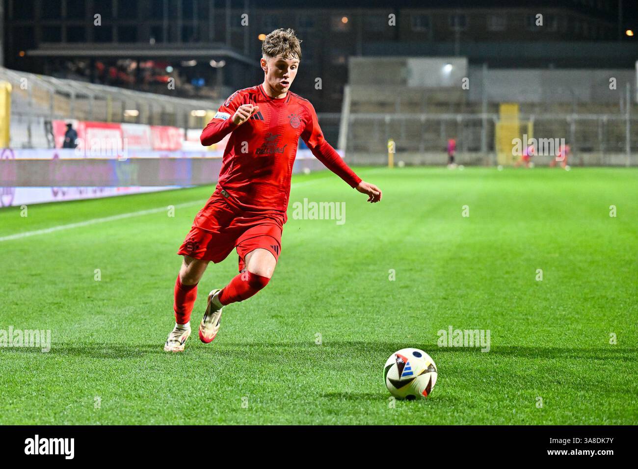 Muenchen, Deutschland. 28th Mar, 2025. am Ball Tim BINDER (FC Bayern M ...