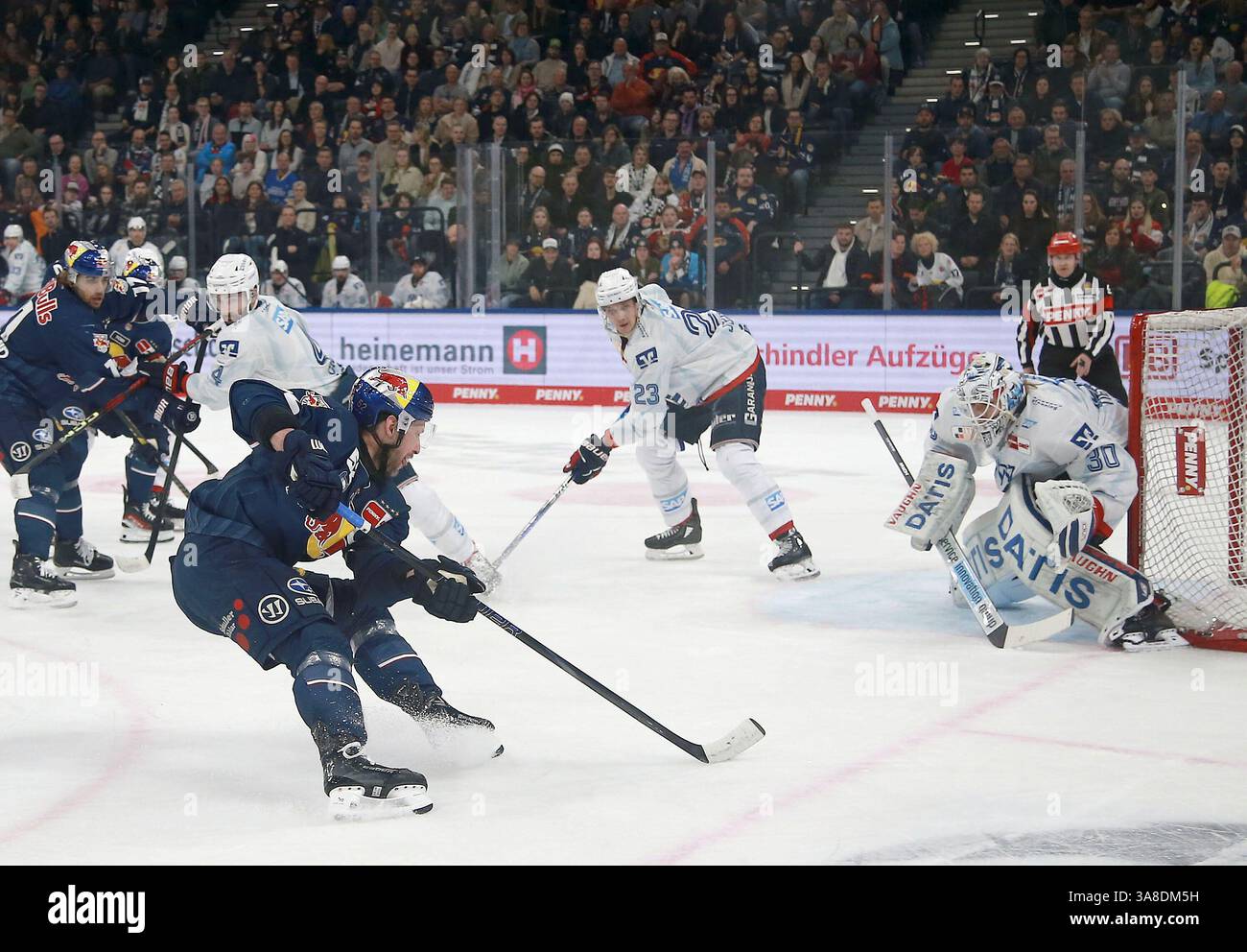 Muenchen, Deutschland. 28th Mar, 2025. von links vorn vorn Patrick ...