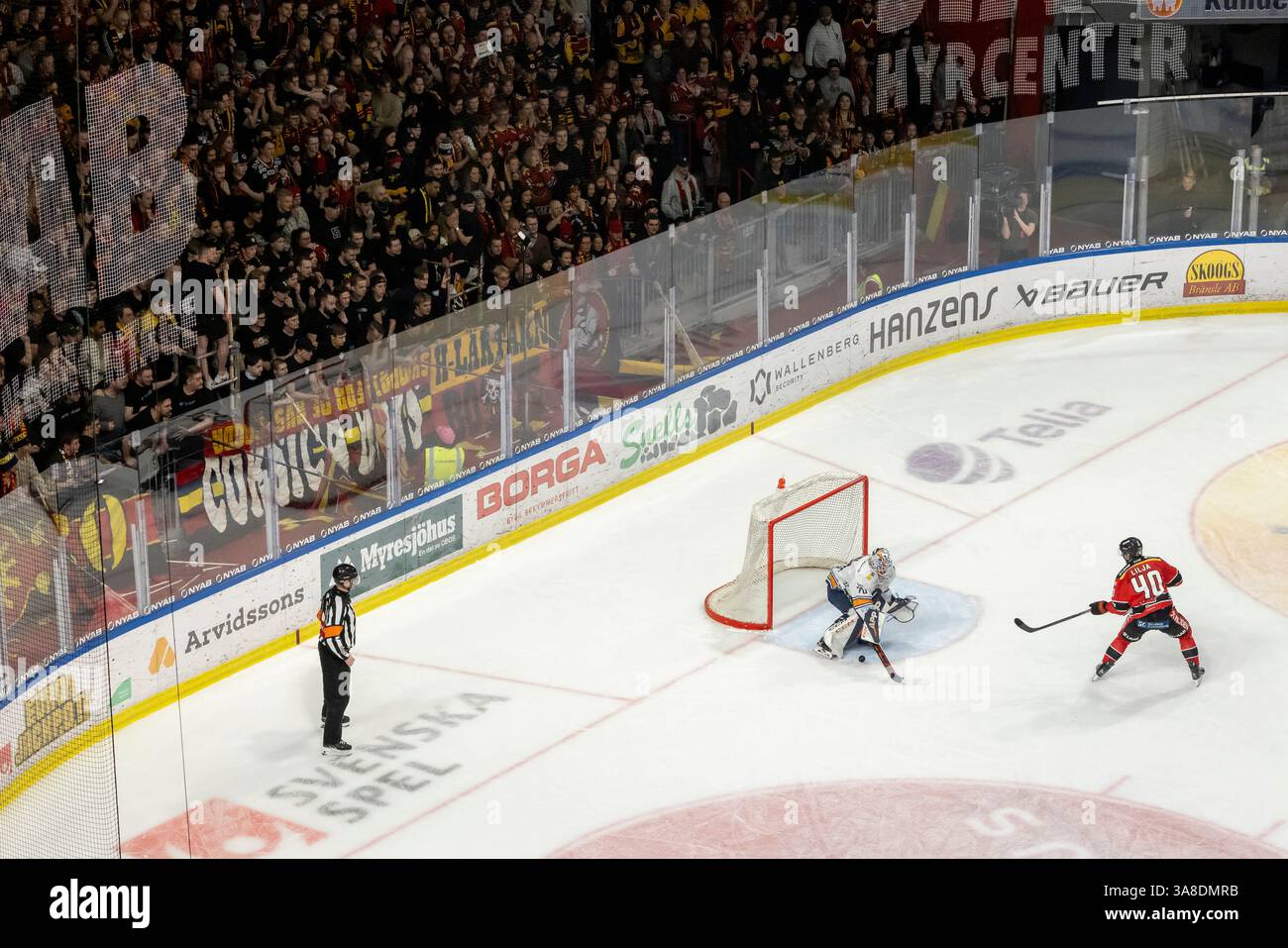 250328 Växjös målvakt Adam Åhman räddar straff mot Luleås David Lilja ...