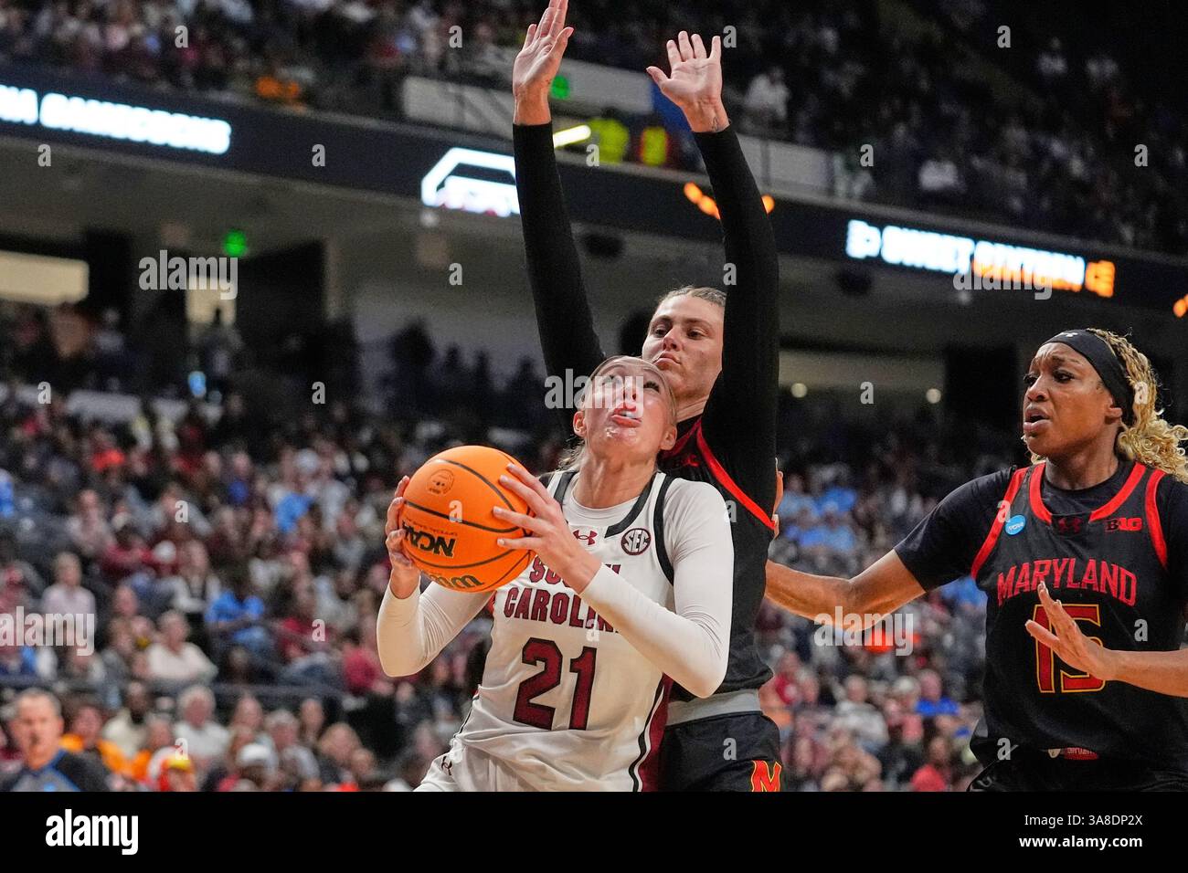 South Carolina forward Chloe Kitts (21) goes to the basket against ...