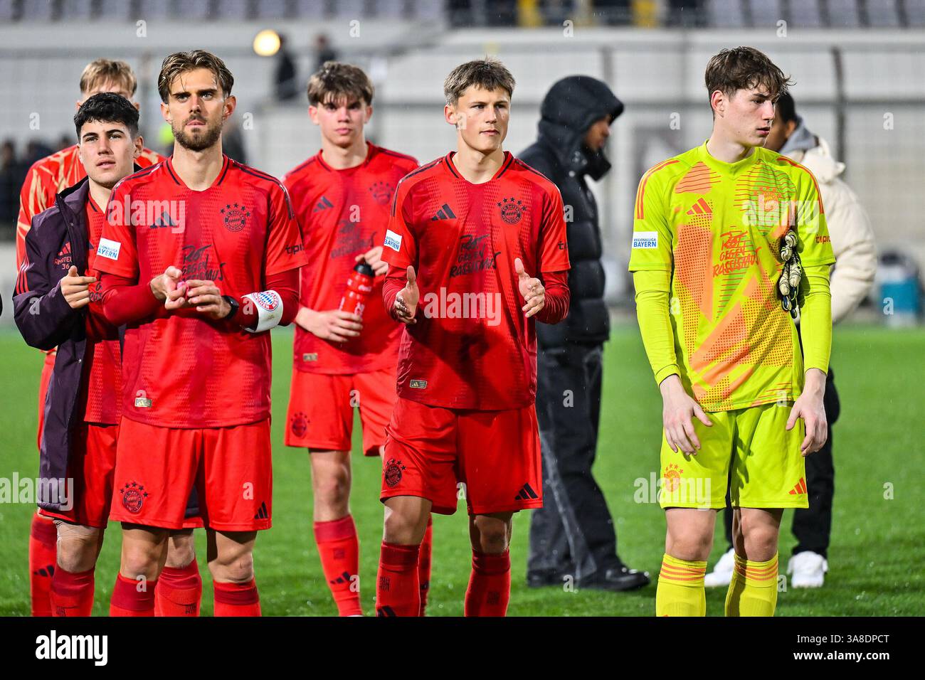 Muenchen, Deutschland. 28th Mar, 2025. haengende Koepfe bei den Bayern ...