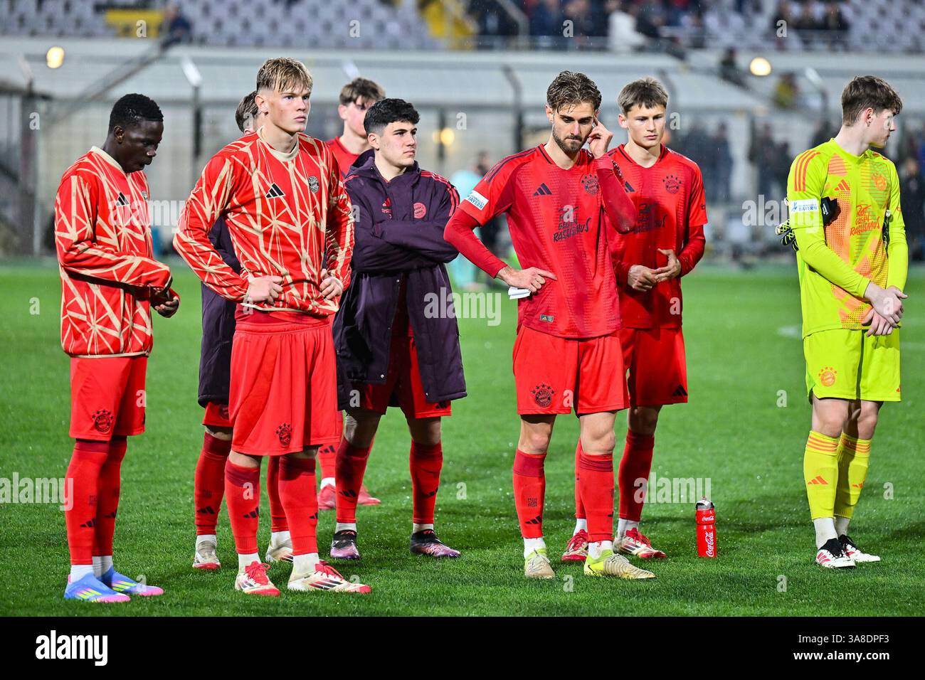 Muenchen, Deutschland. 28th Mar, 2025. haengende Koepfe bei den Bayern ...