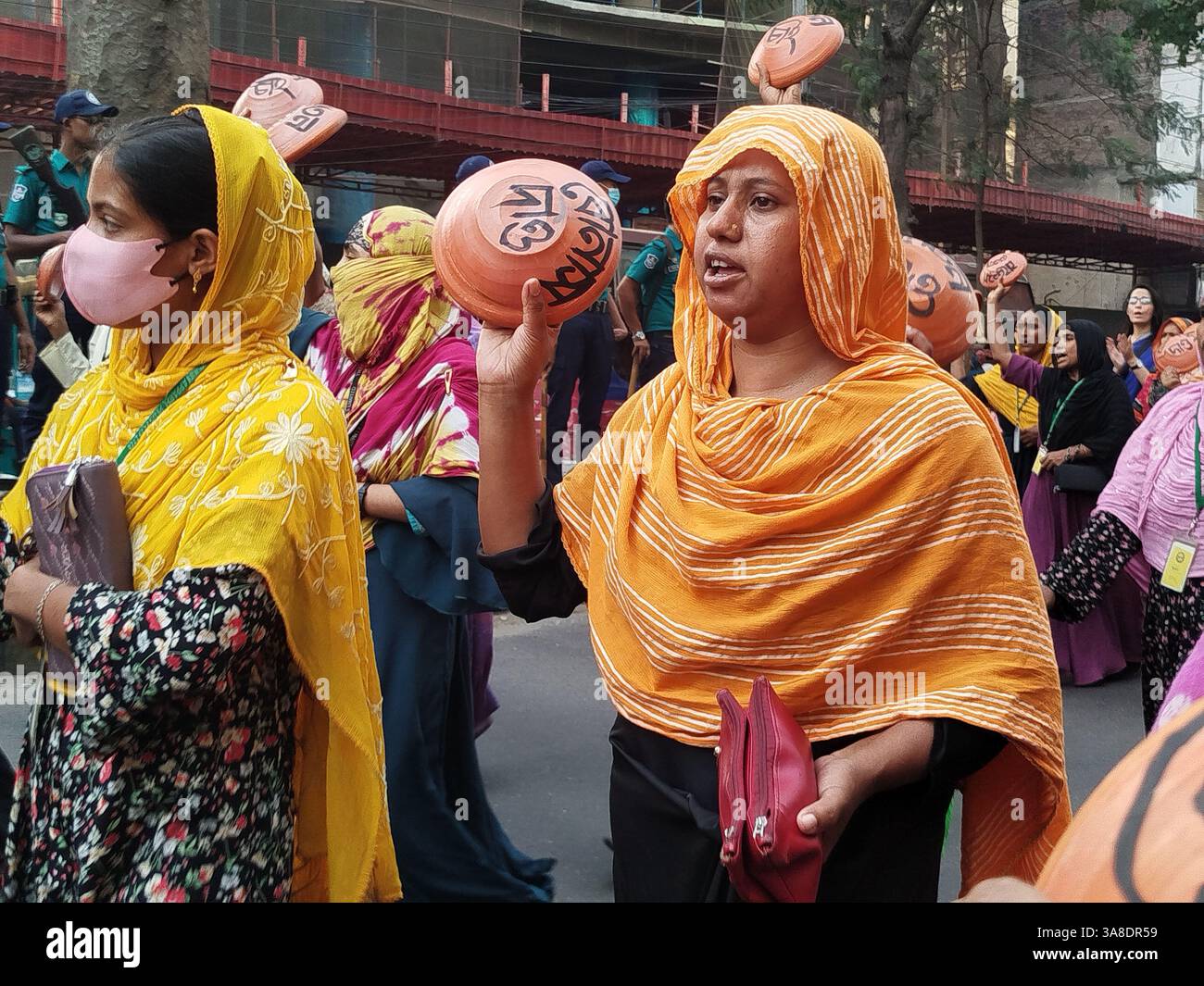 Dhaka, Bangladesh. 29th Mar, 2025. Garment workers protest, demanding ...