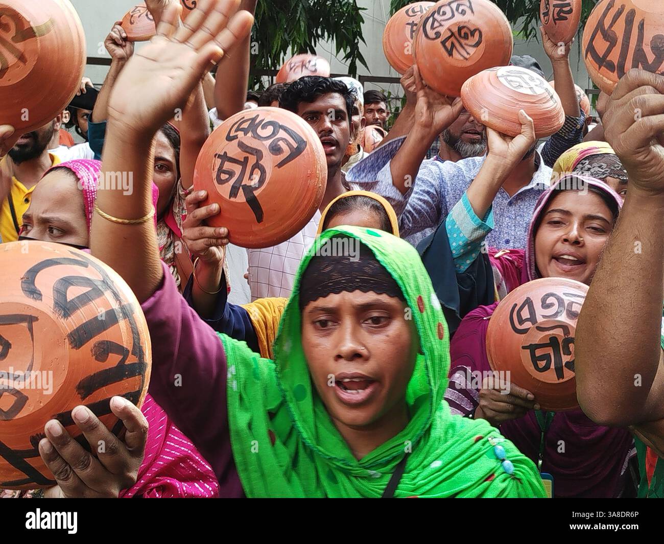 Dhaka, Bangladesh. 29th Mar, 2025. Garment workers protest, demanding ...