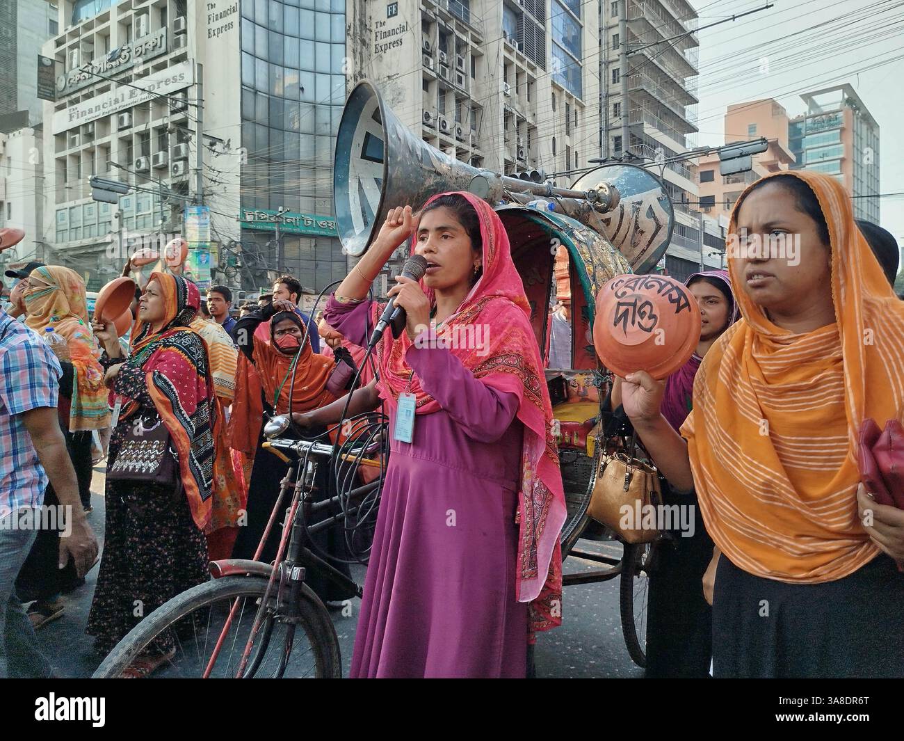 Dhaka, Bangladesh. 29th Mar, 2025. Garment workers protest, demanding ...