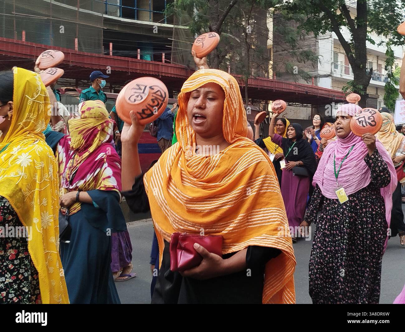 Dhaka, Bangladesh. 29th Mar, 2025. Garment workers protest, demanding ...