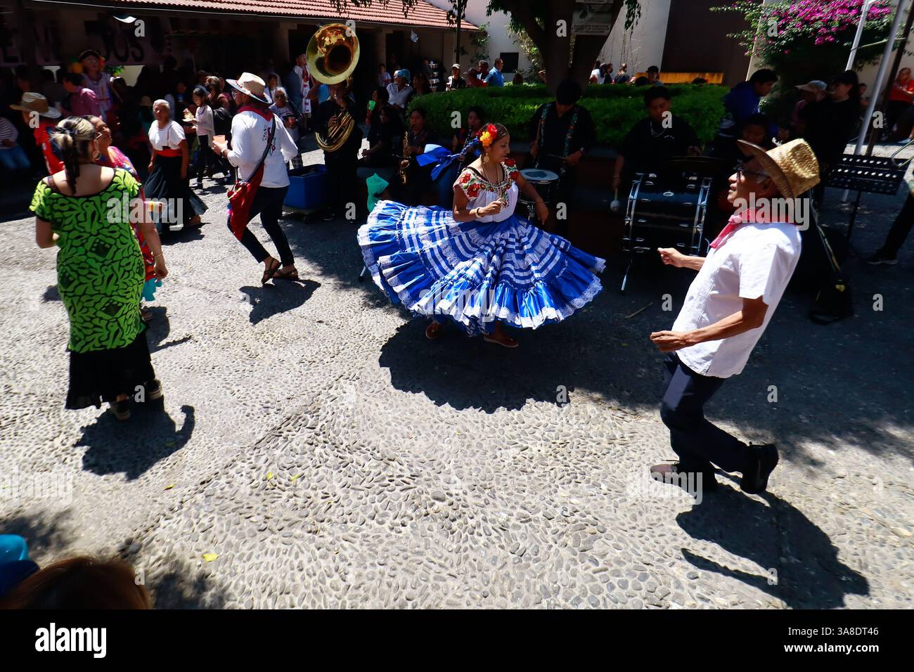 Nezahualcoyotl, Mexico. 28th Mar, 2025. A woman dressed whit ...