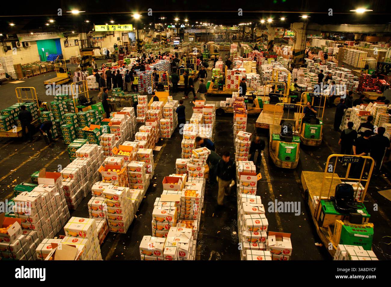 Wholesale fish trading center hi-res stock photography and images - Alamy